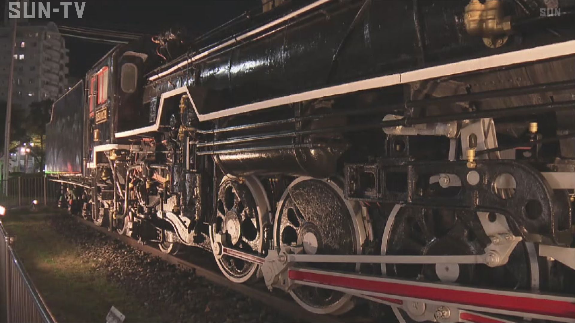 JR神戸駅前の蒸気機関車D51をライトアップ - サンテレビニュース